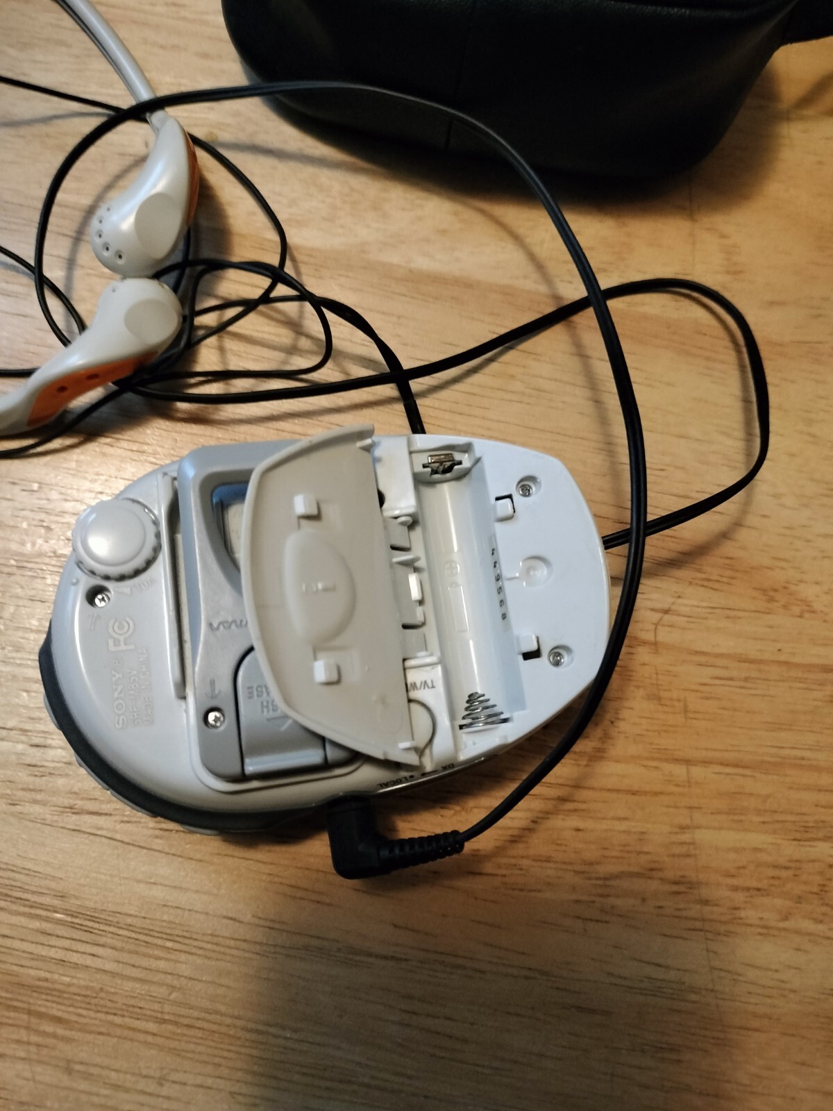 Sony Walkman SRF-M85V Mega-Bass Radio & Sony MDR-W014 Headphones ...