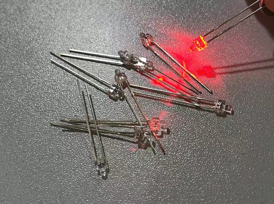 200pc 2mm Round Top Red flash LED Diodes Leds Light 2v with resistors ...