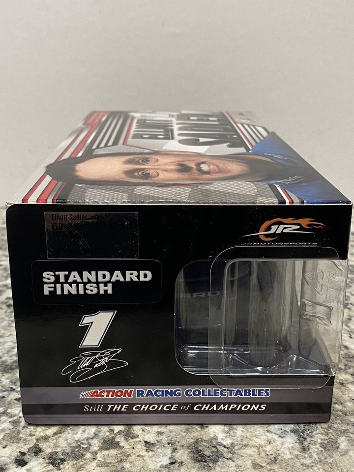 1:24 Elliott Sadler #1 OneMain Financial Autographed 2018 Camaro ...