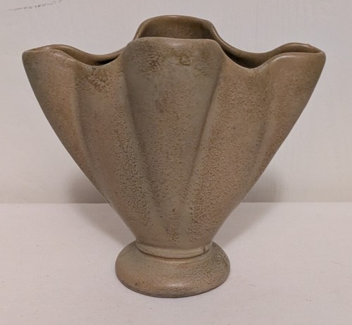 1930's Dickota North Dakota Pottery 5" Fan Vase in Matte Tan Glaze ...