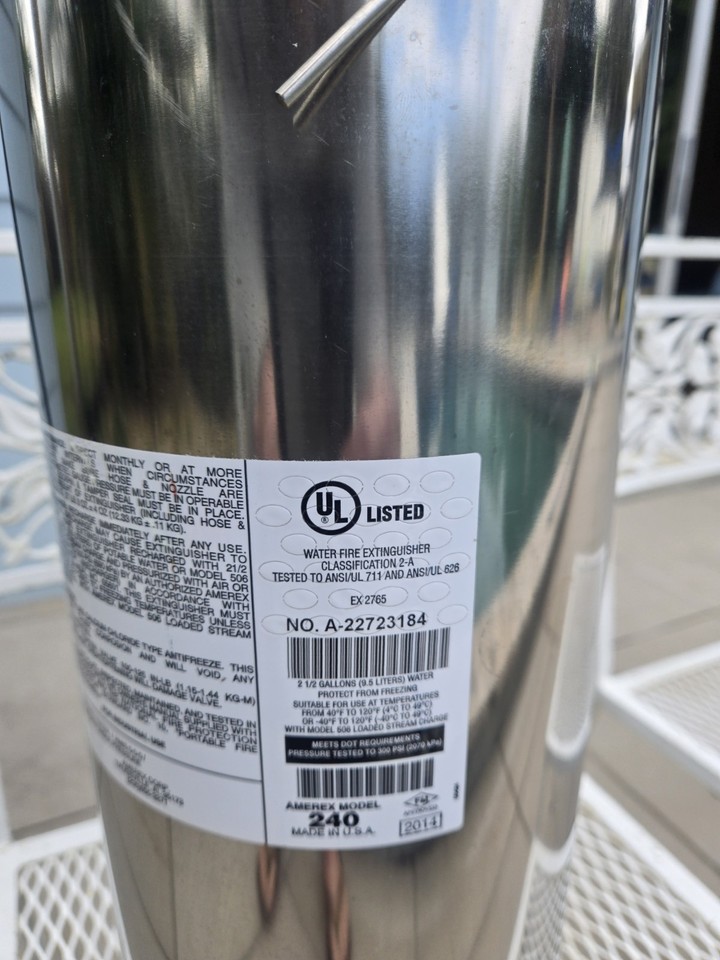 Amerex 240 2.5 Gallon Water Fire Extinguisher , wall bracket with 4 ...