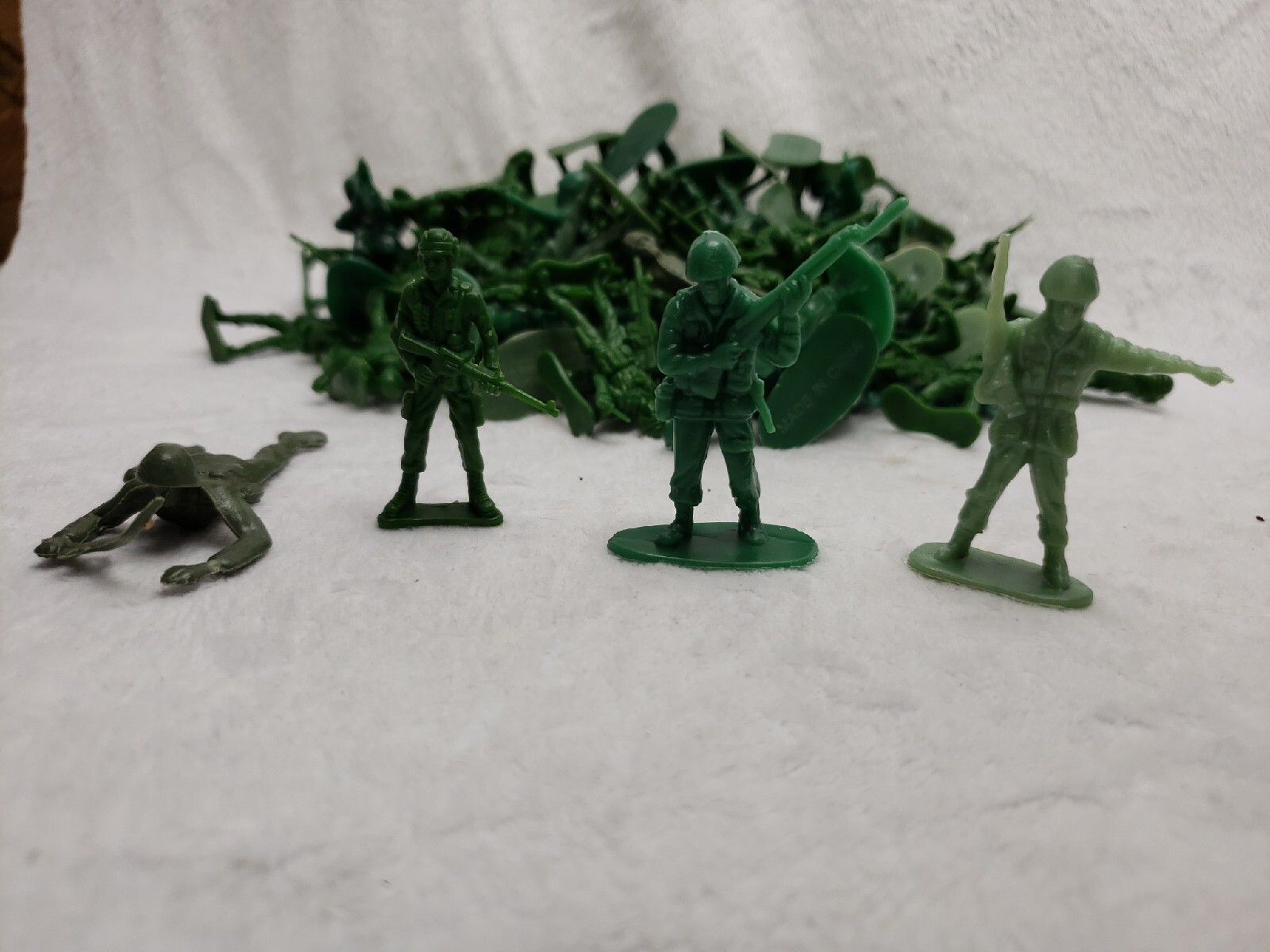 88 Plastic Toy Army Men 4 Different Color And Size | eBay
