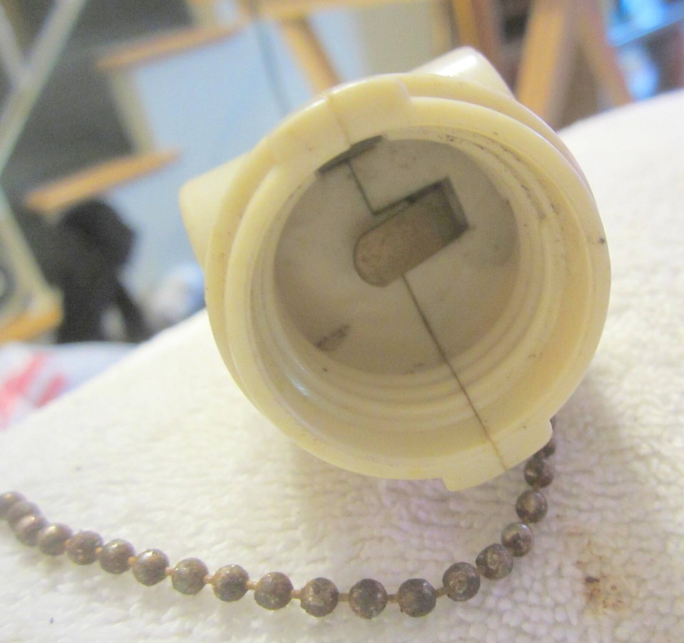 125 volt Leviton screw in socket for light bulb,multi plug w pull cord ...