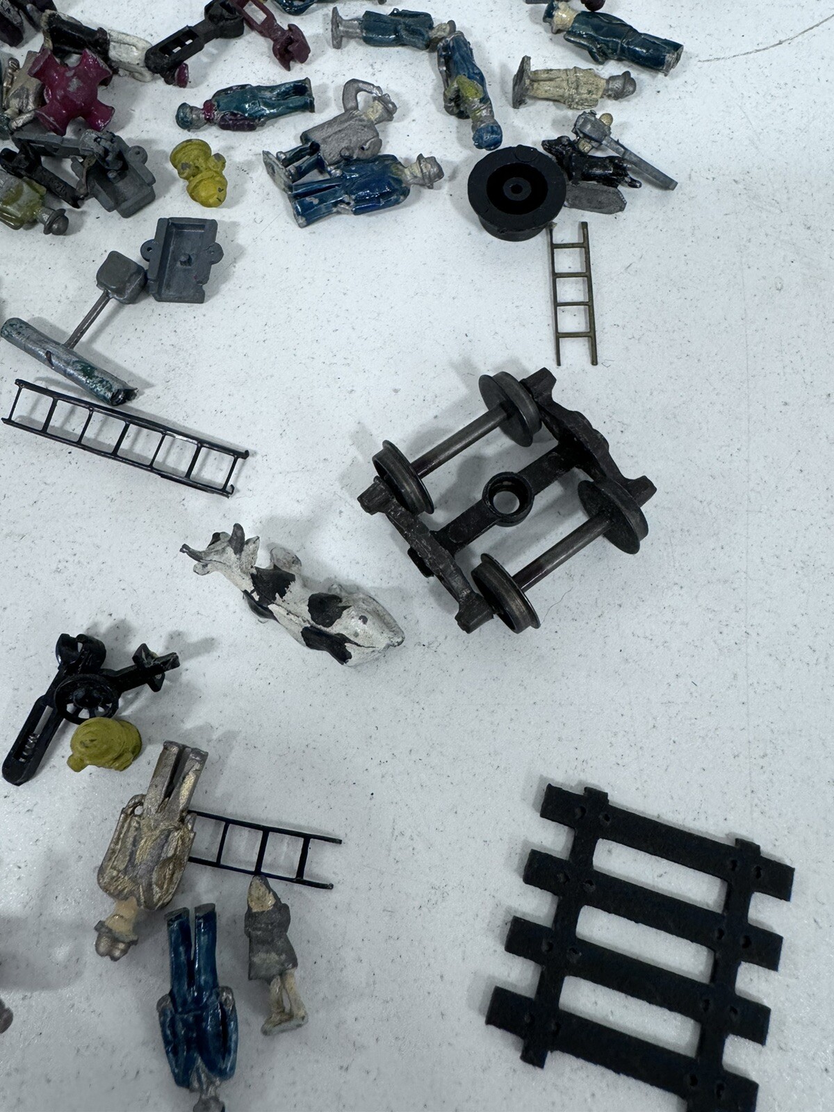 Huge Lot Of 100 Train Parts Accessories Figures HO Scale Lionel Tyco ...