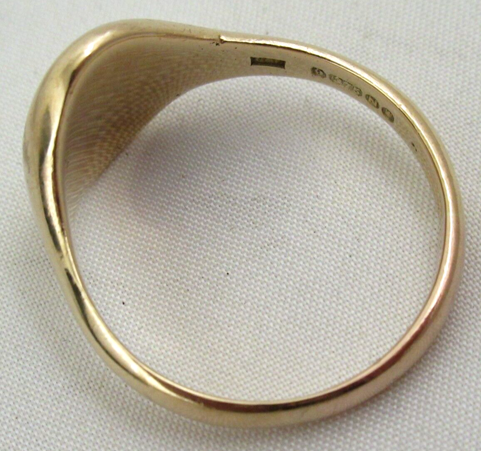 9ct. Gold - VERY LARGE SIGNET RING - Size;- Z + 6 - Hallmarked:-LONDON ...