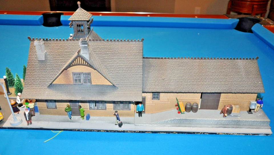 LIONEL O GAUGE RICO STATION W/PEOPLE,TREES,LIGHTS,CARS & MORE...... | eBay