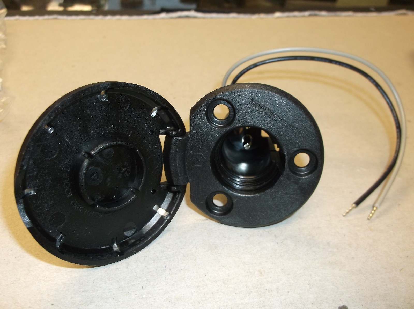 NEW OEM LIGHTARMOR BENNINGTON PONTOON ROUND 2 PIN PLUG IN LIGHT BASE ...