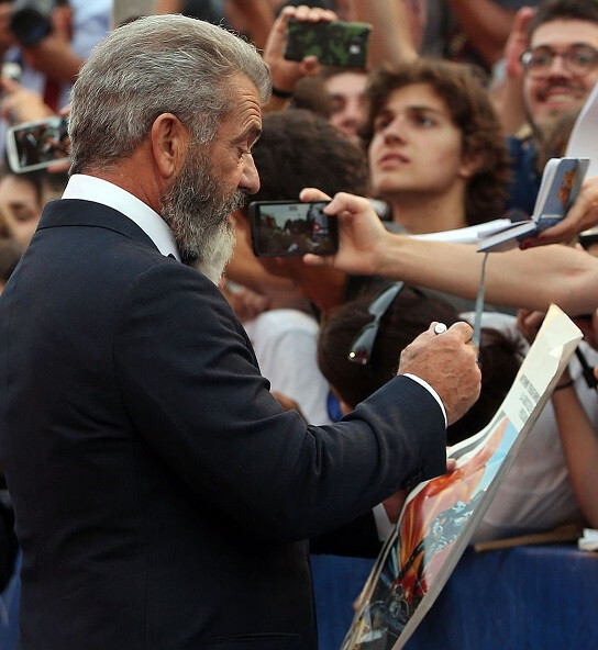 Mel Gibson Mad Max Hand Signed Autograph Photograph 8x12 COA | eBay