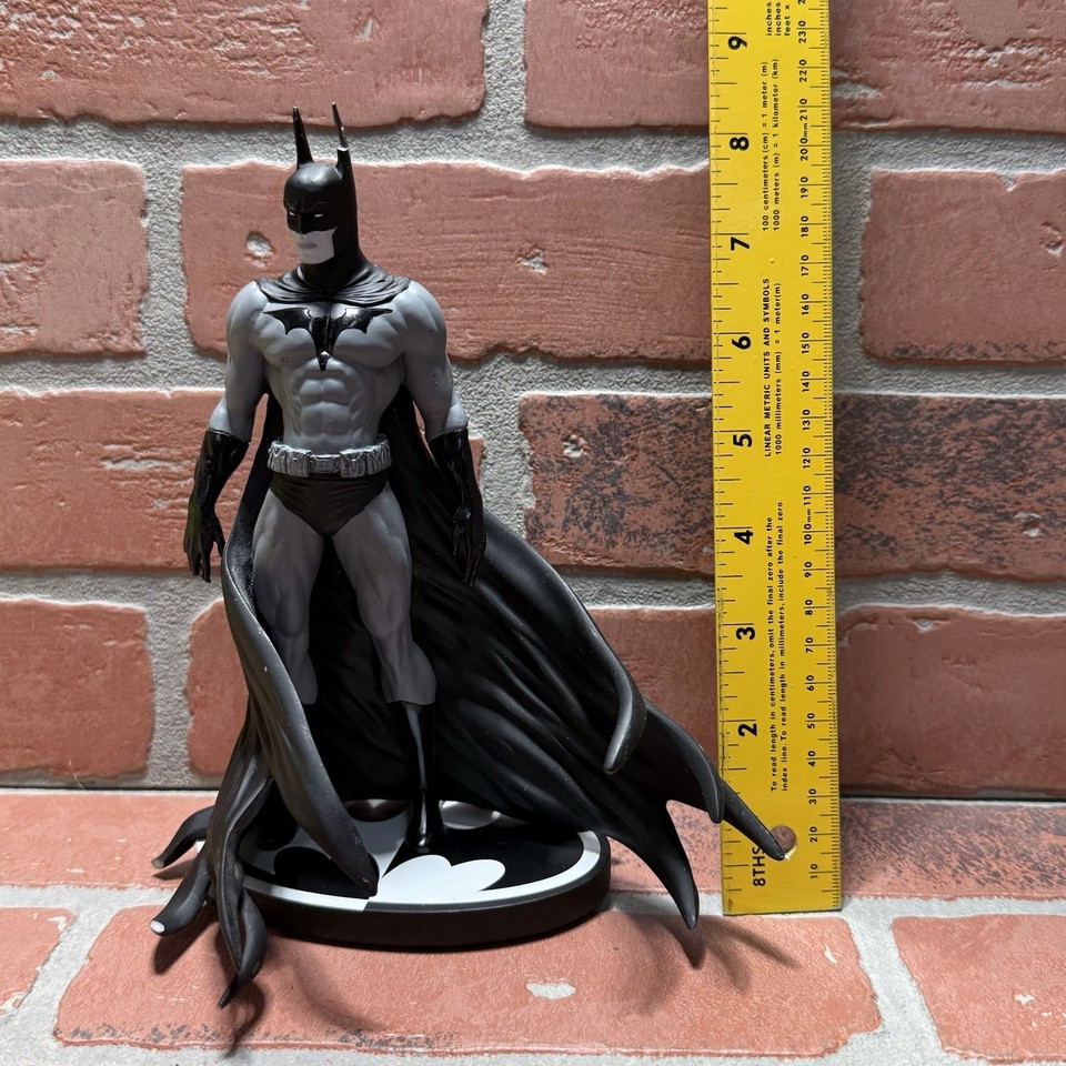 DC COMICS BATMAN BLACK & WHITE STATUE ARTIST MICHAEL TURNER /5200 *flaw ...