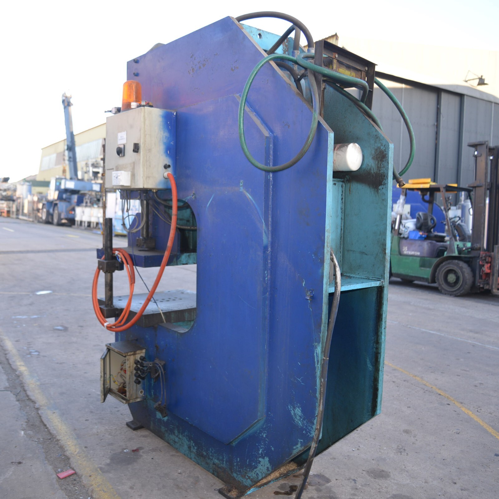 Hydraulic 600 x 700mm Platen C Press 150mm bore ram with 11kW Power ...
