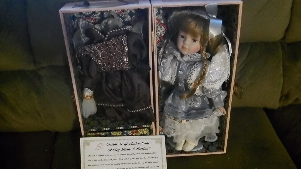 Vintage Ashley Belle Doll In Wooden Suitcase W/ 2 Sets of Clothing-W ...