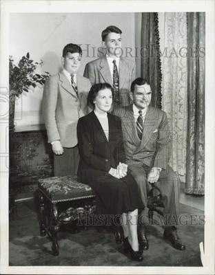 1948 Press Photo Governor Thomas Dewey and family in Albany, New York ...