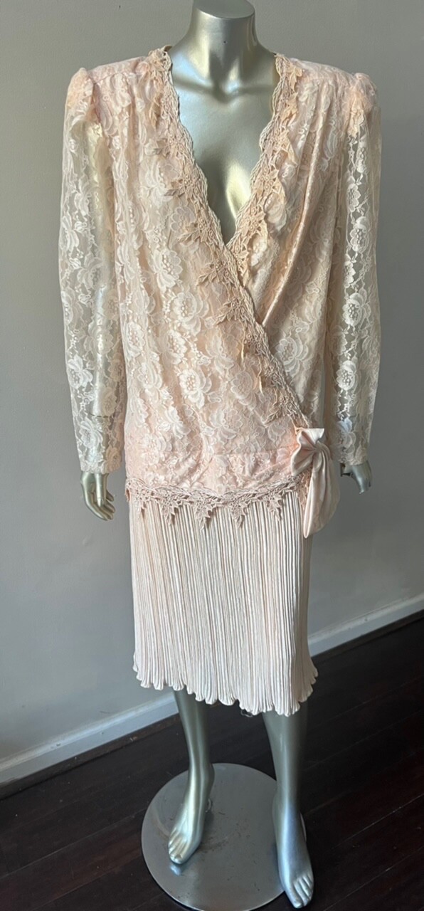 Lace Tiered Vintage 80s Plunging V Wedding Bridal Par… - Gem