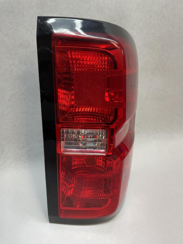 2018 CHEVY SILVERADO 3500 RIGHT PASSENGER SIDE TAILLIGHT R 16 17 19 OEM ...