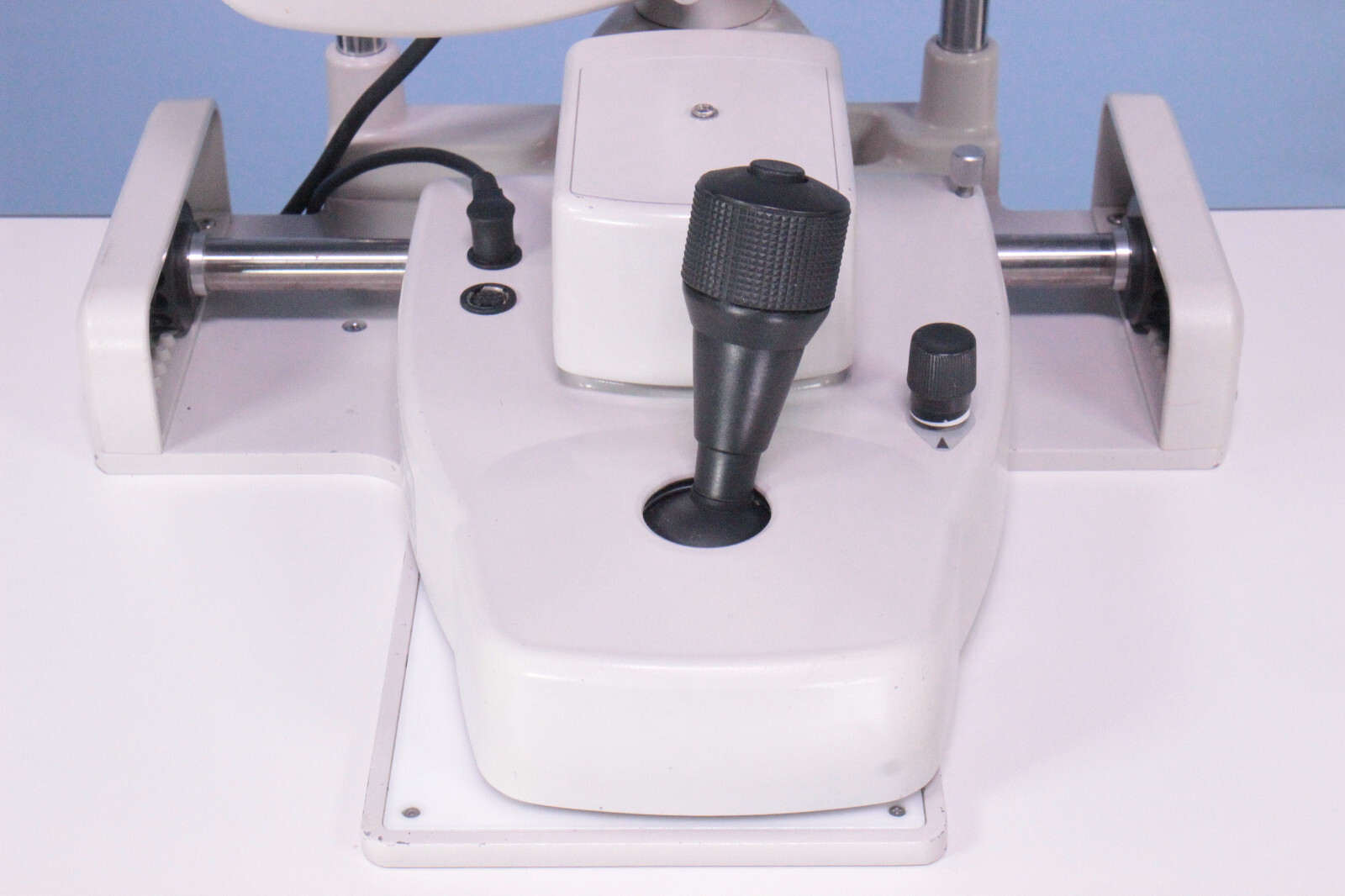 Topcon SL-D4 Slit Lamp with 2 .5x Eyepieces Chin Rest and Base Plate ...