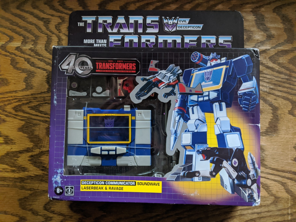Transformers Triple Changer Astrotrain and G1 Soundwave 40th ...