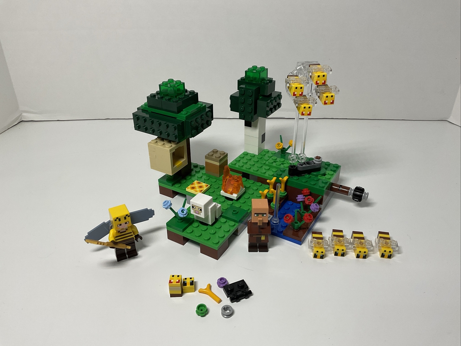 Lego Minecraft Set #21165 The Bee Farm With Instructions | eBay