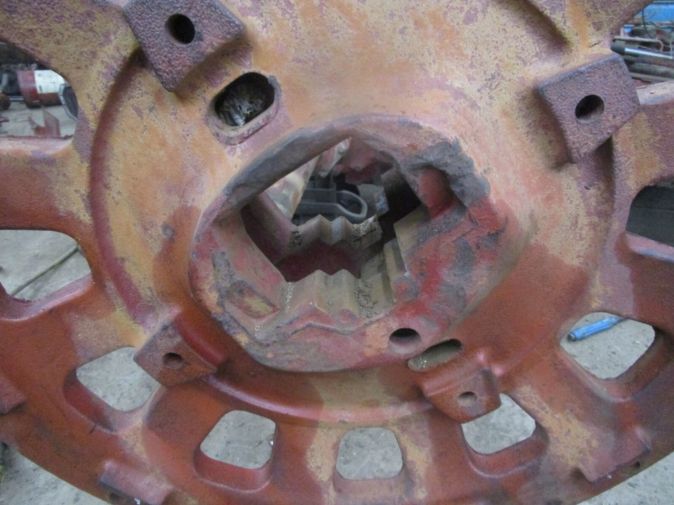 International 856 806 1256 Original Cast 12 Spoke Rear Wheel 397188R1 ...