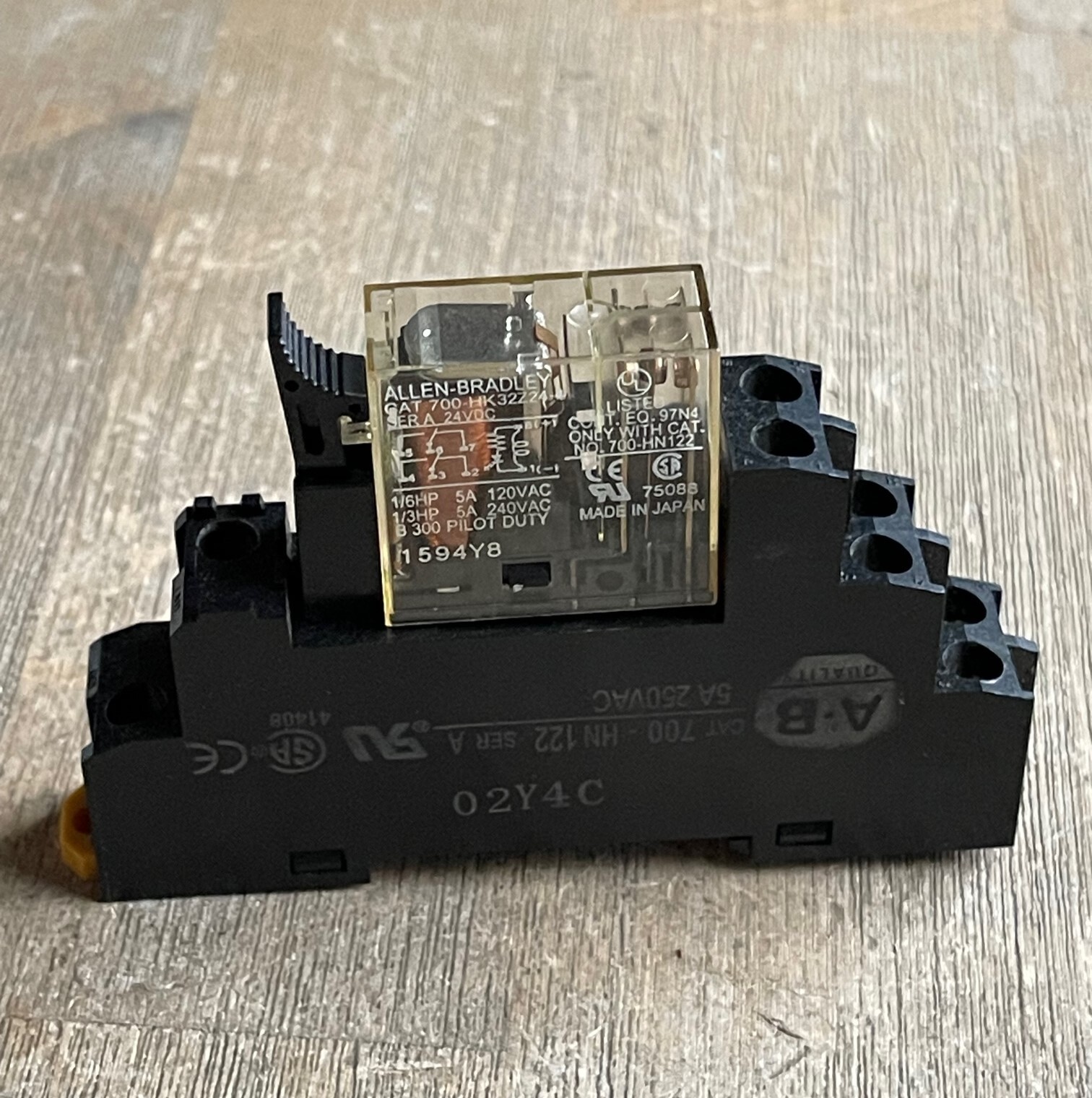 ALLEN BRADLEY 700-HK32Z24-4 SER A RELAY 24VDC 8 PIN WITH 700-HN122 ...
