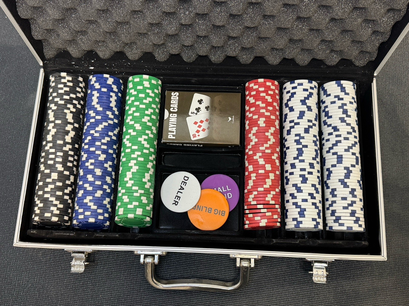 500 Ct Dice Style Poker Chip Set w/ Aluminum Case Cards & Dealer ...