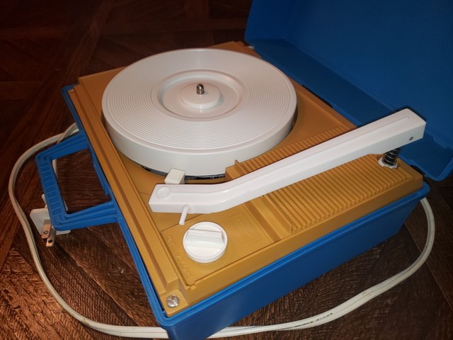 Vtg Realistic Radio Shack 13-1115A Suitcase Record Player Turntable ...