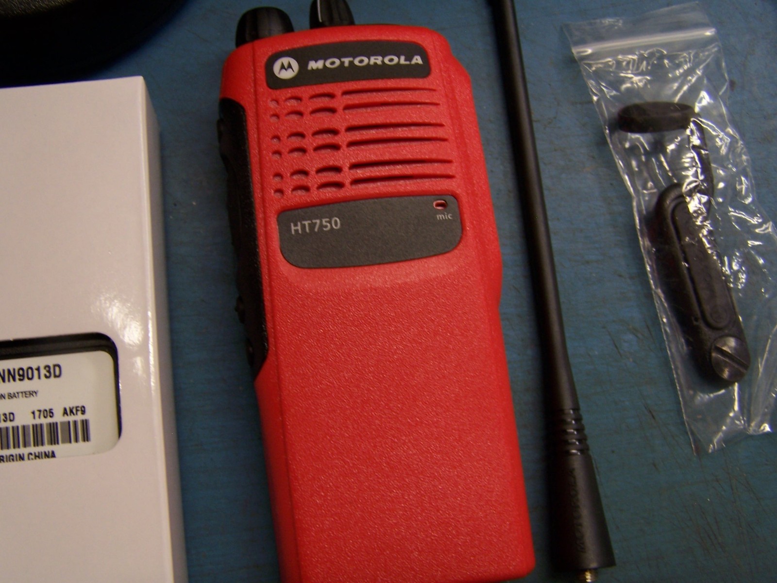 Motorola HT750 UHF 403-470 16 Channel AAH25RDC9AA3AN Mint Condition ...