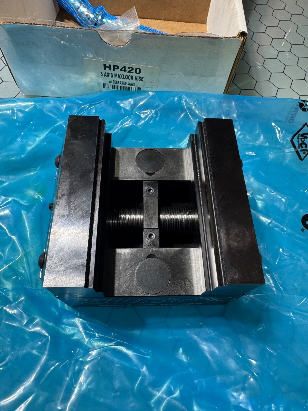 Kurt MaxLock 5-Axis Vise – Serrated Jaws – HP420 - Self Centering | eBay