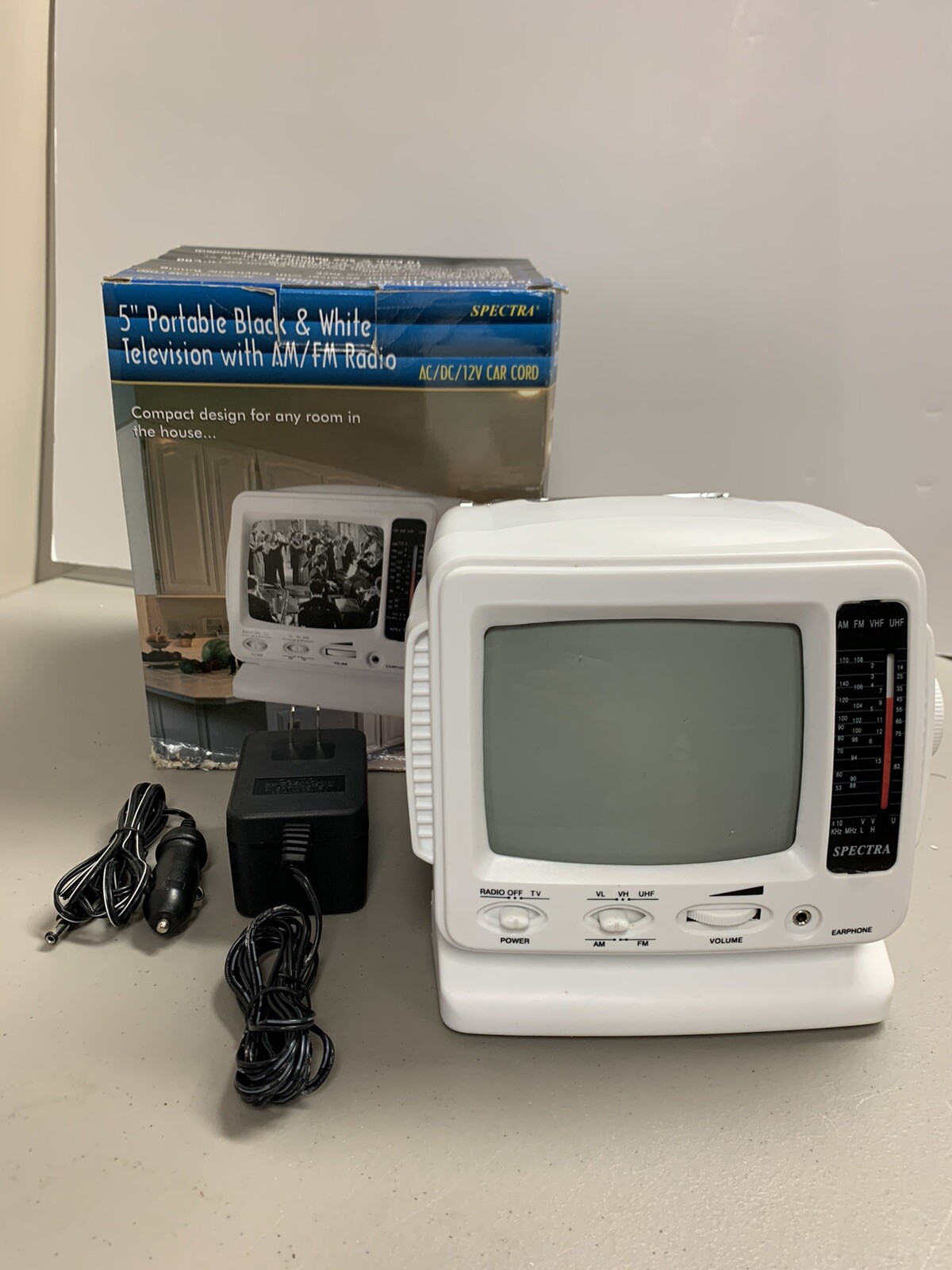 Vintage Spectra 5" Black and White TV With AM/FM Radio Model 52-BWR-WB ...