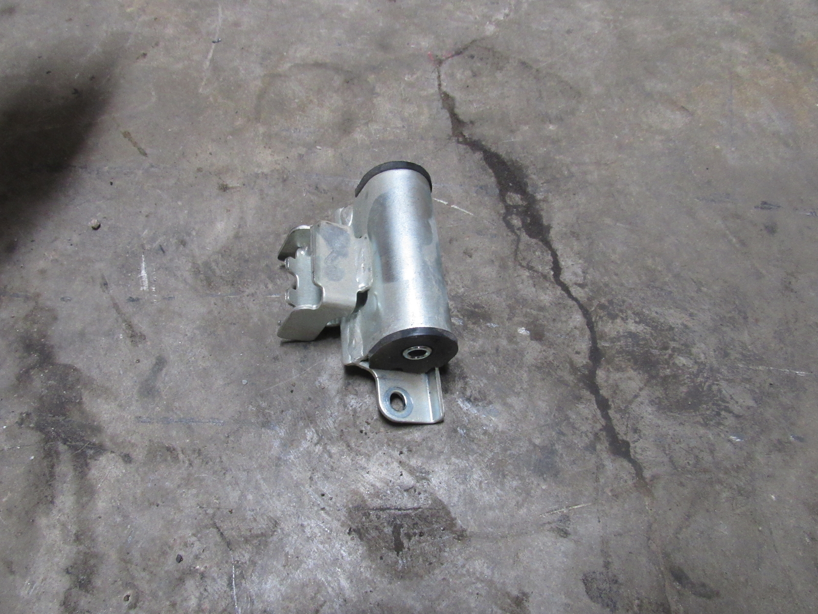09-14 YAMAHA FZ6R FZ6 GAS TANK FUEL CELL PETROL RESERVOIR BRACKET MOUNT ...