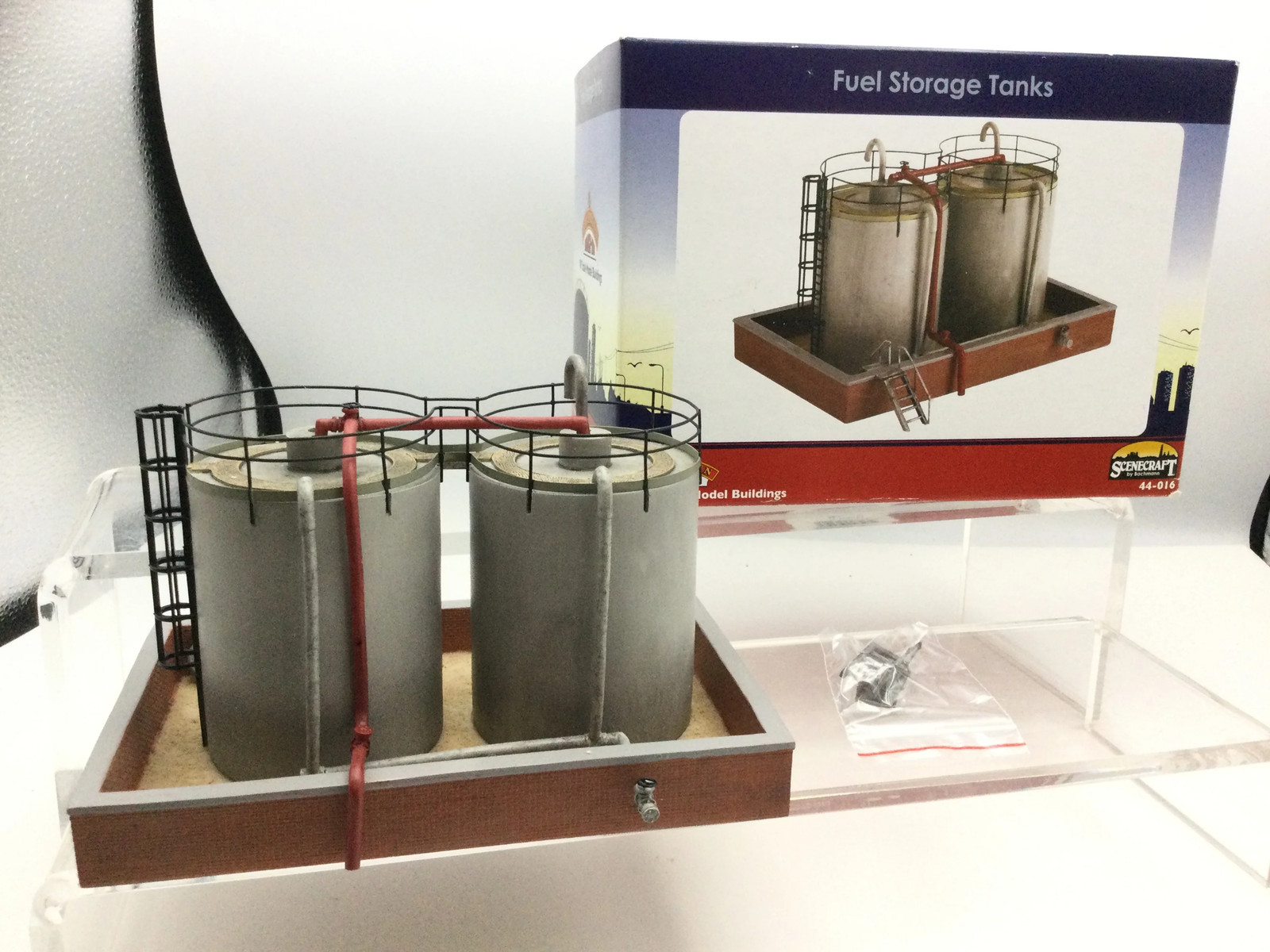 Bachmann Scenecraft 44-016 Fuel Storage Tanks :: Railway Models UK