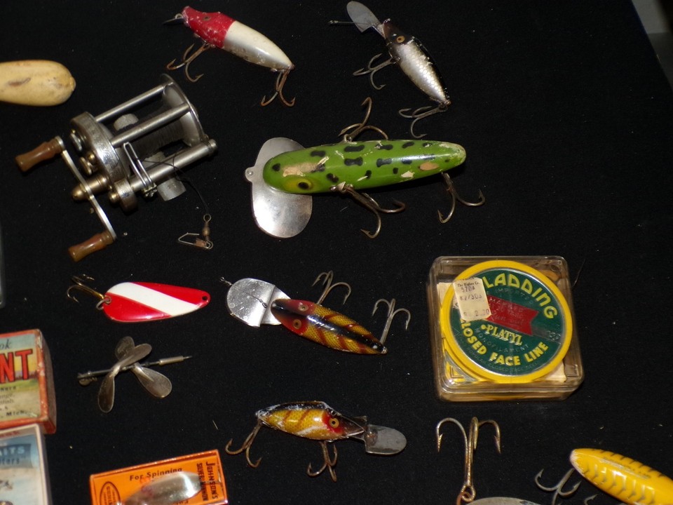 Vintage Fishing lure lot Crankbait Pflueger Reel River Runt Jitterbug ...