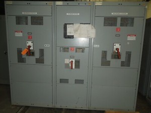 GE AV-Line Switchboard 2500A 3ph 480/277V Power Break Main-Tie-Main ...