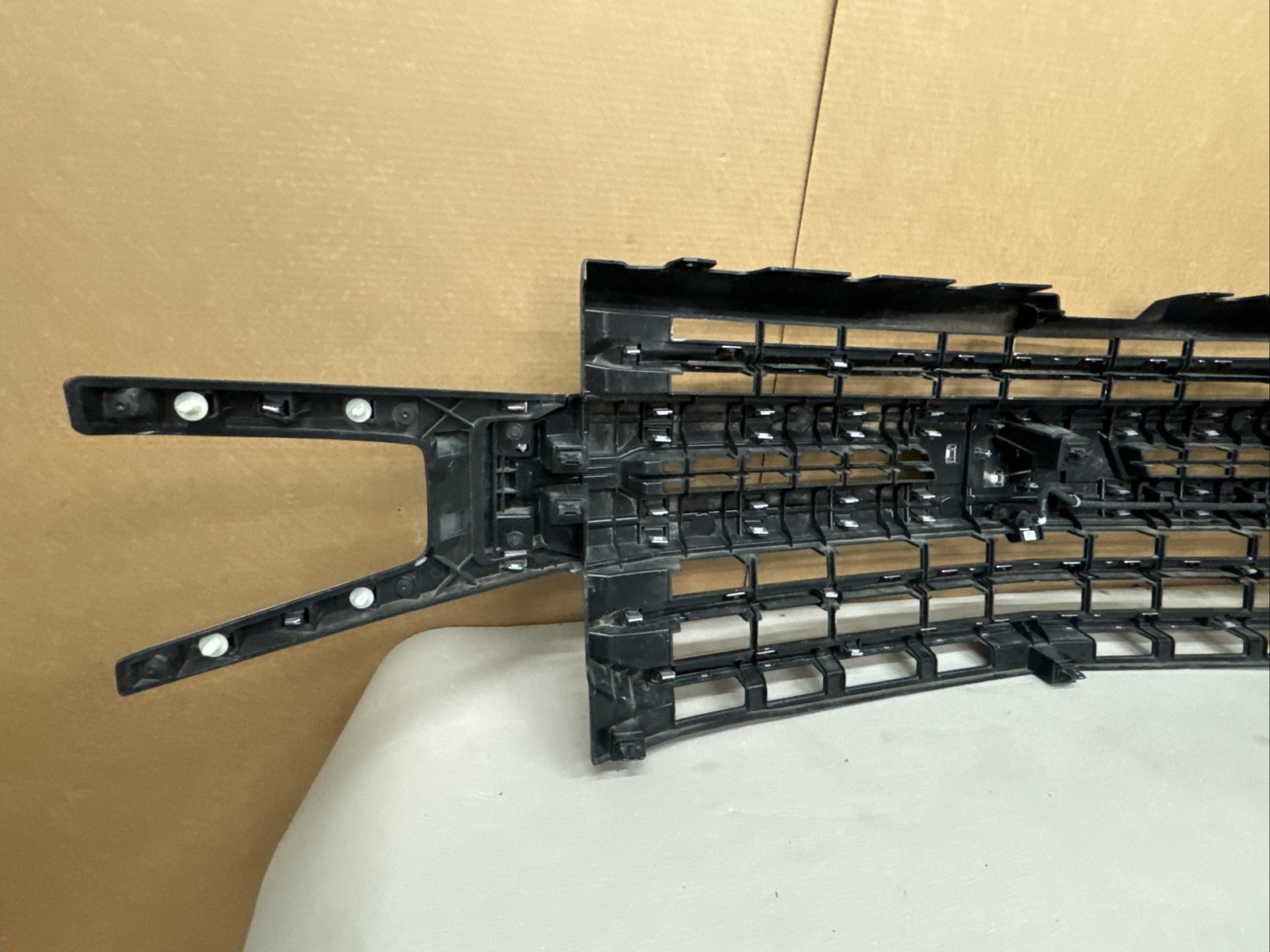 OEM Chevrolet Silverado 1500 LTZ Grille 84493319 Scratches for sale ...