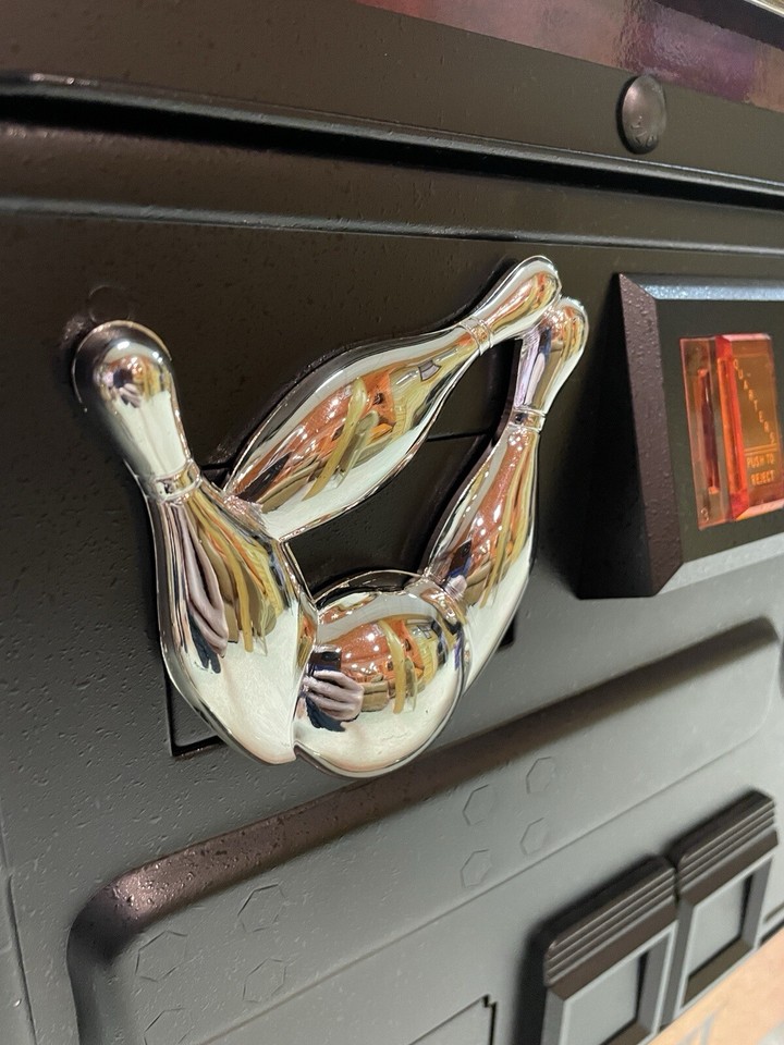 Custom BIG LEBOWSKI Pinball Machine bowling Ball And Pins Chrome Coin ...