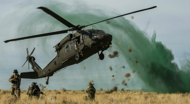 UH-60 BLACKHAWK DUST OFF LAPEL HAT PIN UP US ARMY HELICOPTER HELO ...