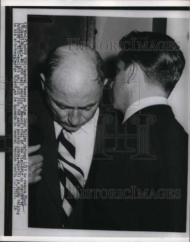 1955 Press Photo New York Mickey Jelke talks to lawyer George Hern in ...