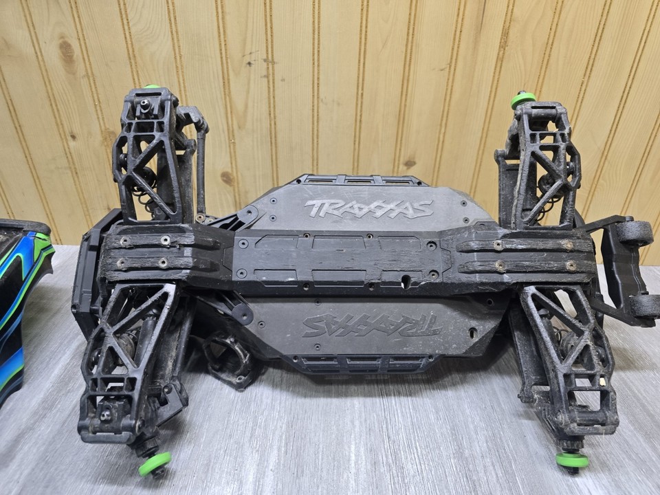 Traxxas Maxx V1 1/10 4x4 RC Monster Truck Roller Slider Chassis w/ Body ...