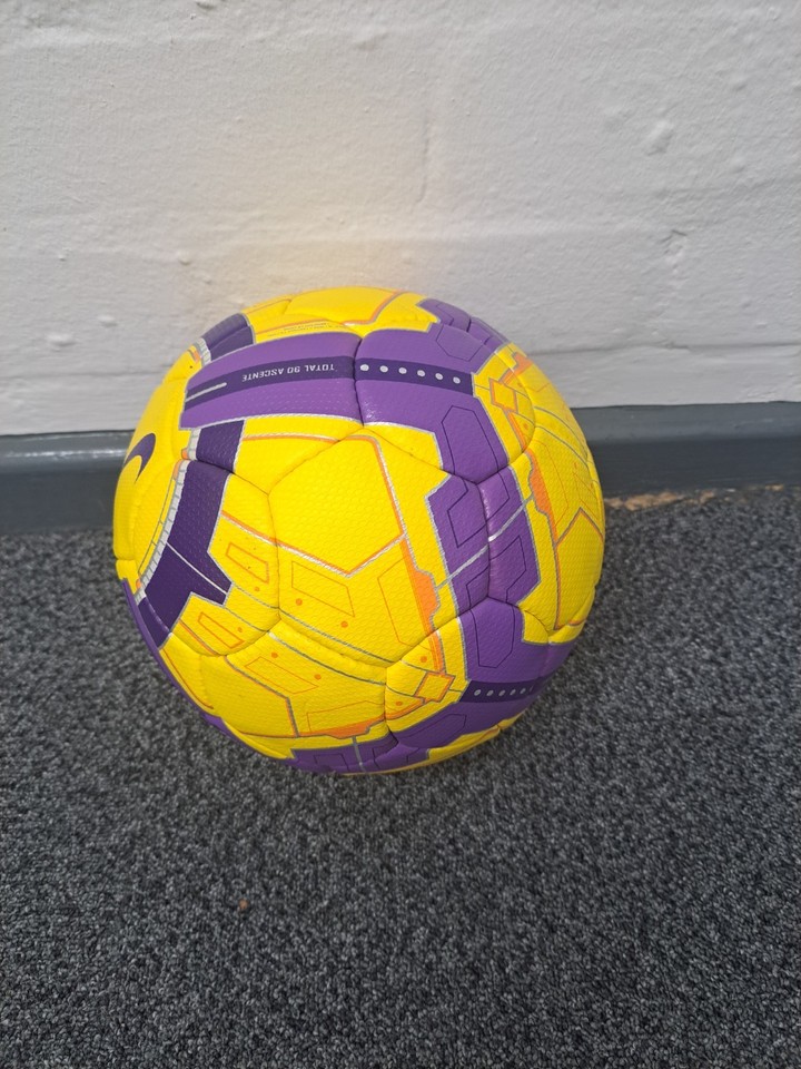 Nike T90 Ascente WINTER Match Ball. 2009/10 Premier League Ball Size 5 ...
