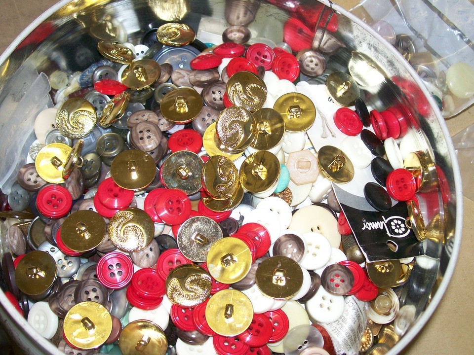 1.8 KG TIN VINTAGE OLD NEW BUTTONS MIXED COLOURS MATERIALS JOB LOT 2000 ...