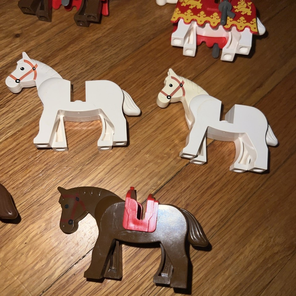 Lego Horse Barding Ruffled Edge Yellow Lions Castle plus B&W horses lot ...