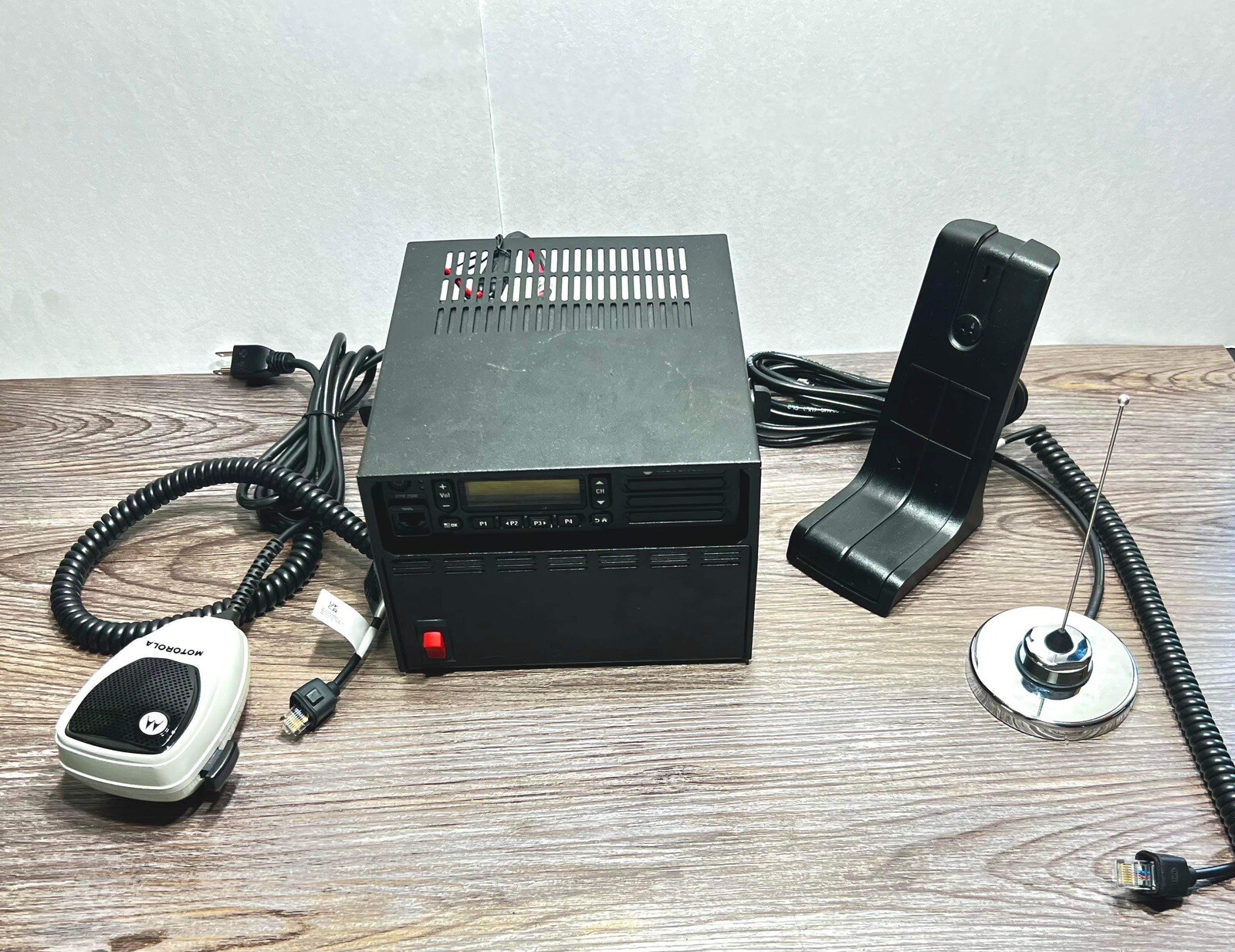 Motorola XPR2500 MOTOTRBO UHF 403-470 MHz 40w 128ch mobile radio ...