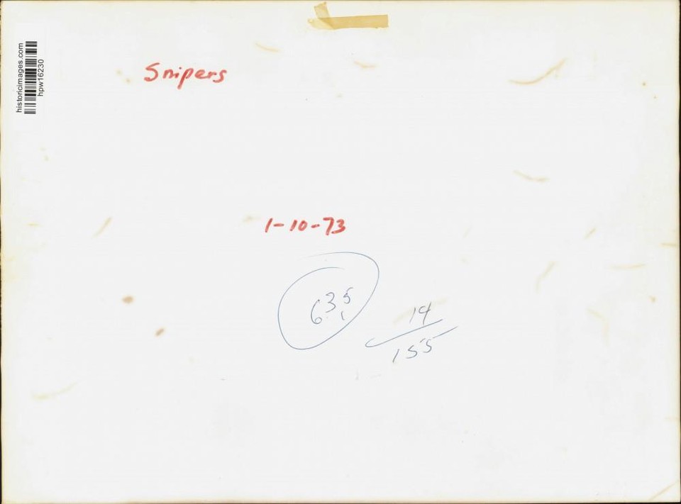 1973 Press Photo New Orleans police take cover from sniper at Howard ...