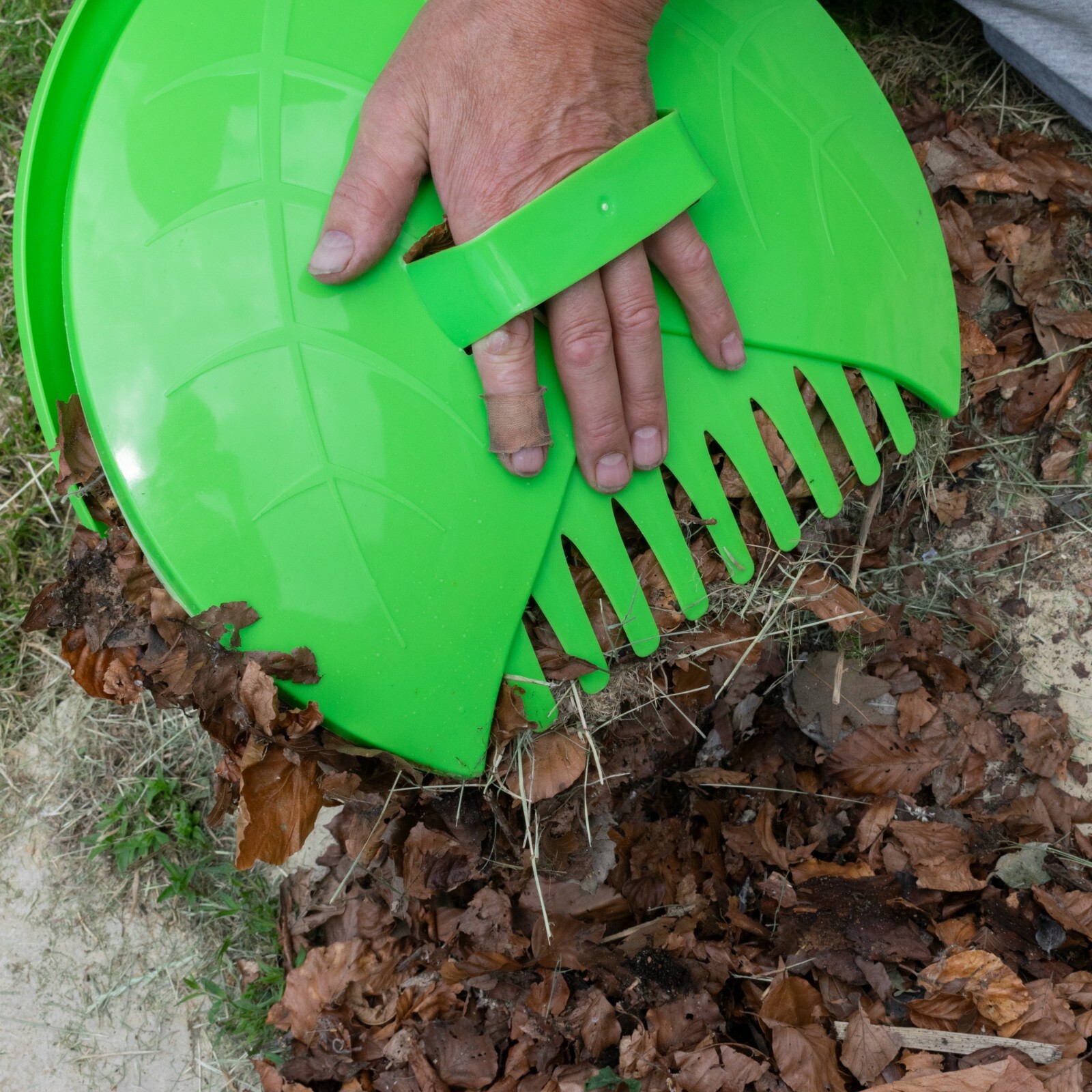 handheld leaf grabbers,garden tidy grab leaves,waste hand scoops | eBay UK