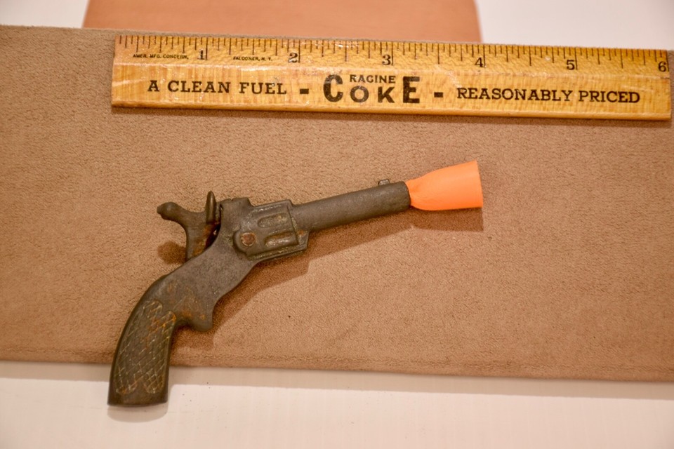 VINTAGE 1920 - 30'S J E STEVENS " PLUCK " CAST IRON CAP GUN W/ LEATHER ...