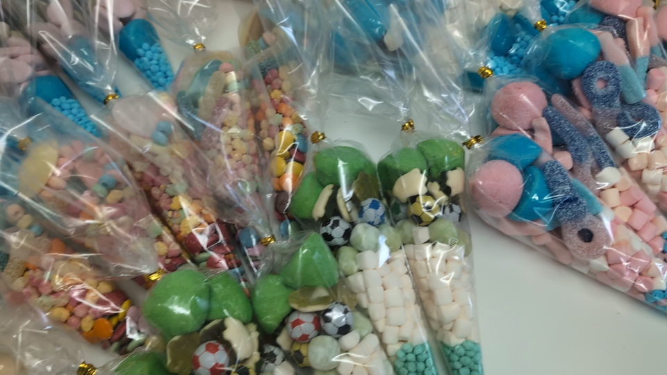 Personalised Pre Filled Mixed Pink Blue Millions Sweet Cones Party Bags ...
