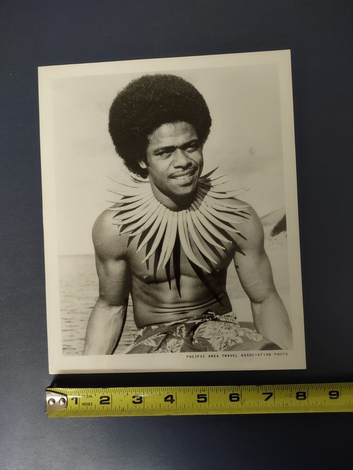 1967 Press Photo Fijian chief near Suva, Fiji displays his whale teeth ...