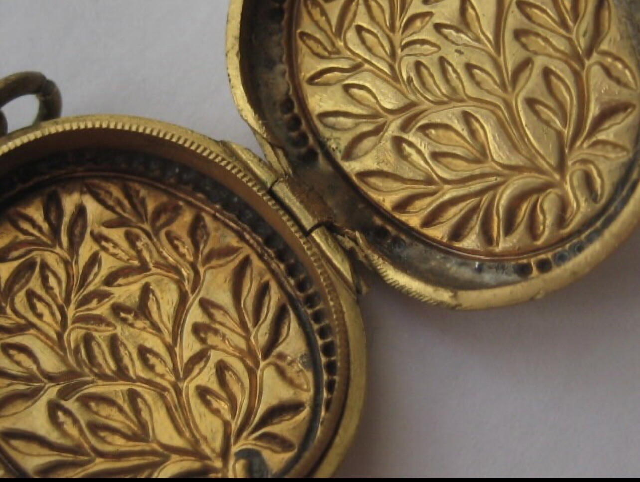 Antique Edwardian Oval Ivy Leaves Locket with Period … - Gem