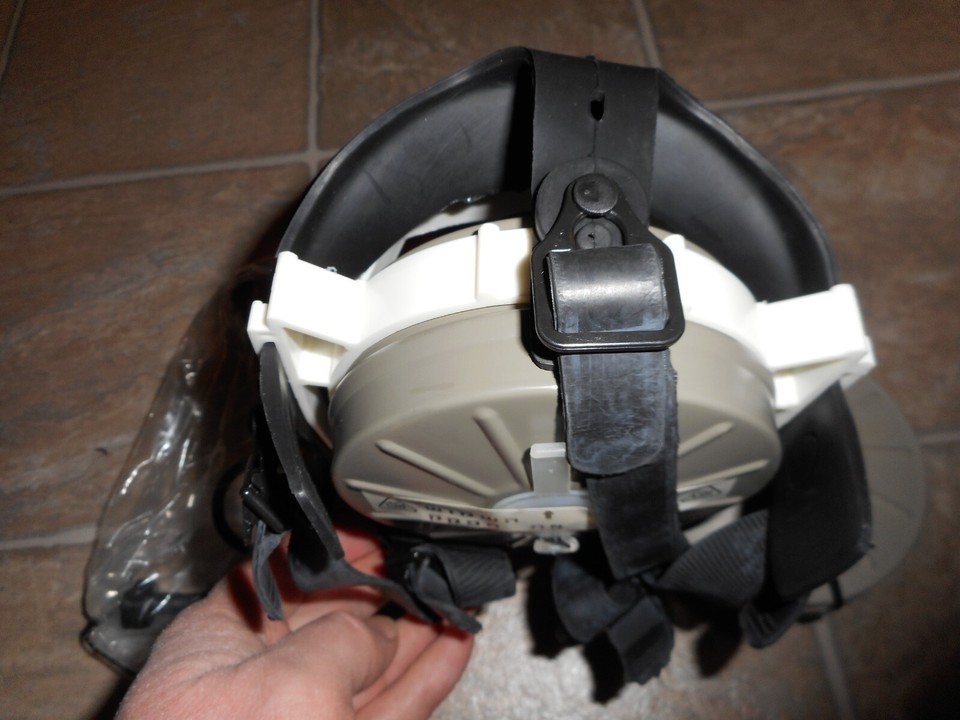 Surplus Israeli military M15 adult gas mask with two unissued 40mm ...