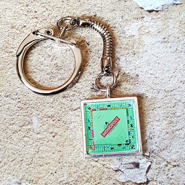 Unique MONOPOLY BOARD KEYRING game RETRO money PROPERTY estate agent GO ...
