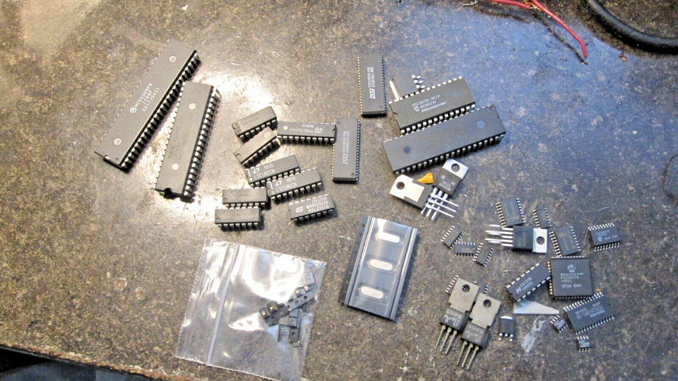 Grab Bag Assortment - 300 active components ic,diodes,memorys ...